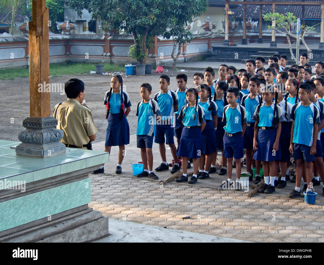 Children at school assembly hi-res stock photography and images - Alamy