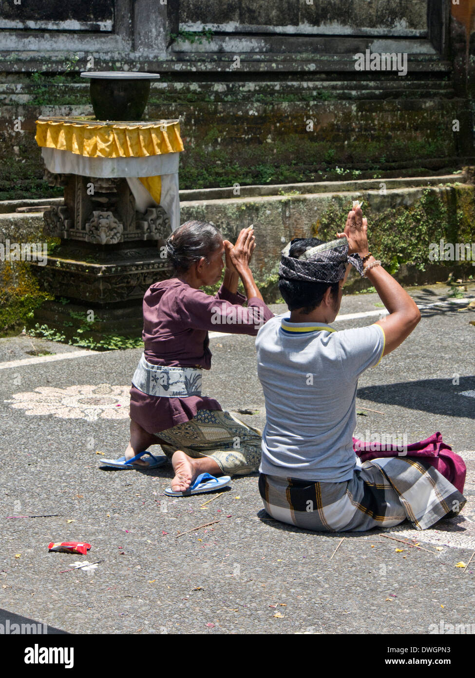 People pray at a Hindu temple in Bali, Indonesia Stock Photo - Alamy