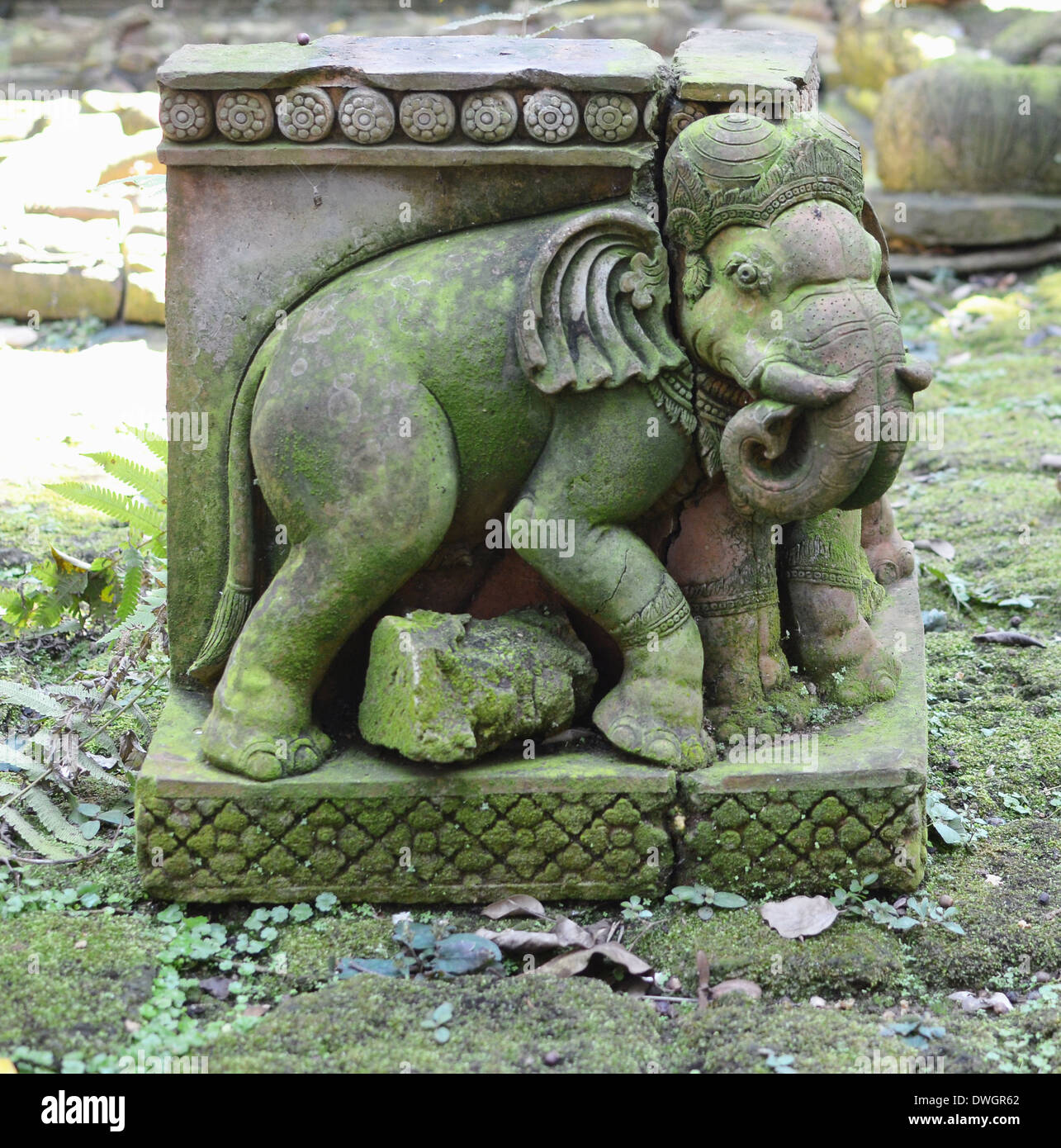 Carved elephant statue hi-res stock photography and images - Alamy