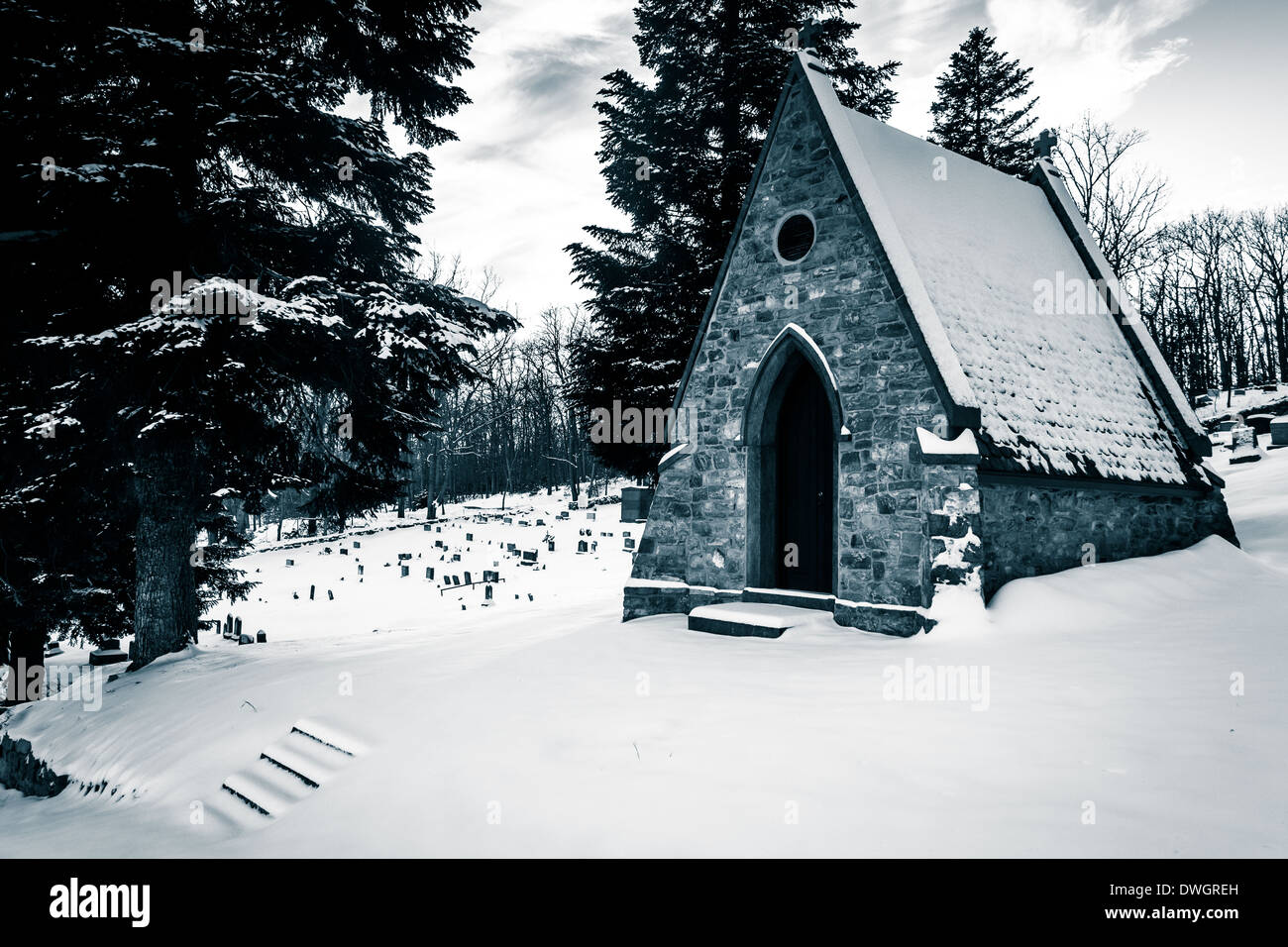 Snow covered cemetery hi-res stock photography and images - Alamy