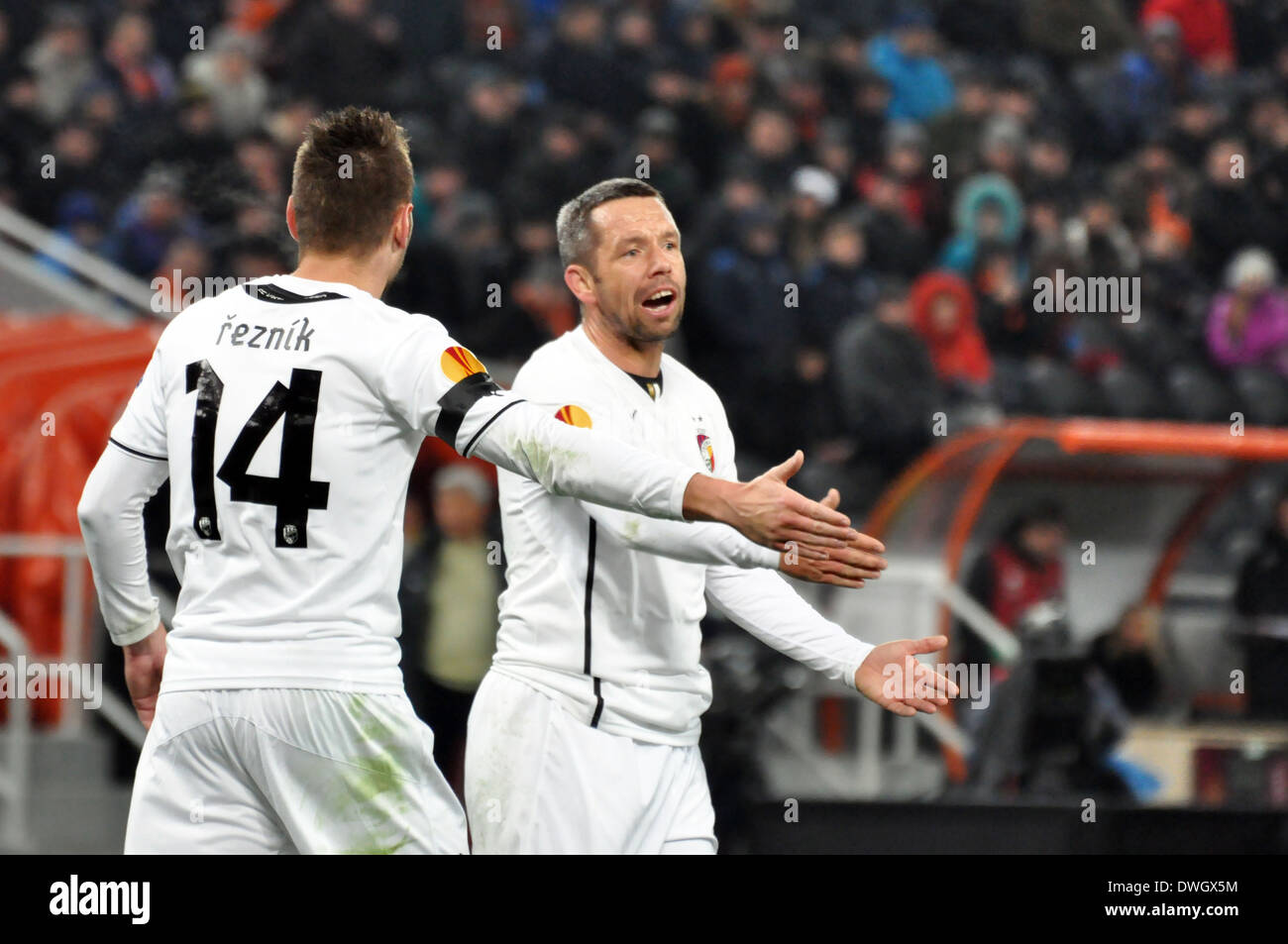 Football players arguing hi-res stock photography and images - Alamy