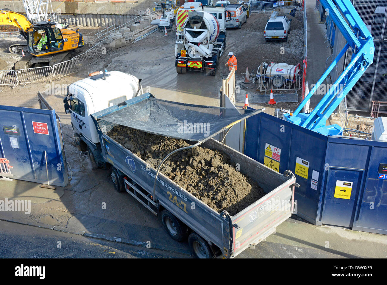 Articulated tipper truck hi-res stock photography and images - Alamy