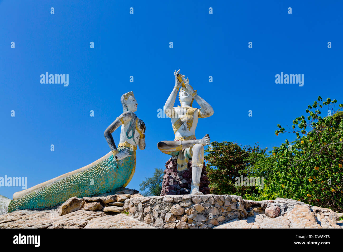 Mermaid statue on beach hi-res stock photography and images - Alamy