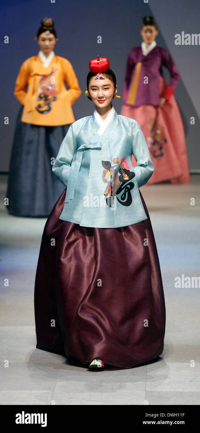 Koreas traditional clothing hi-res stock photography and images - Alamy