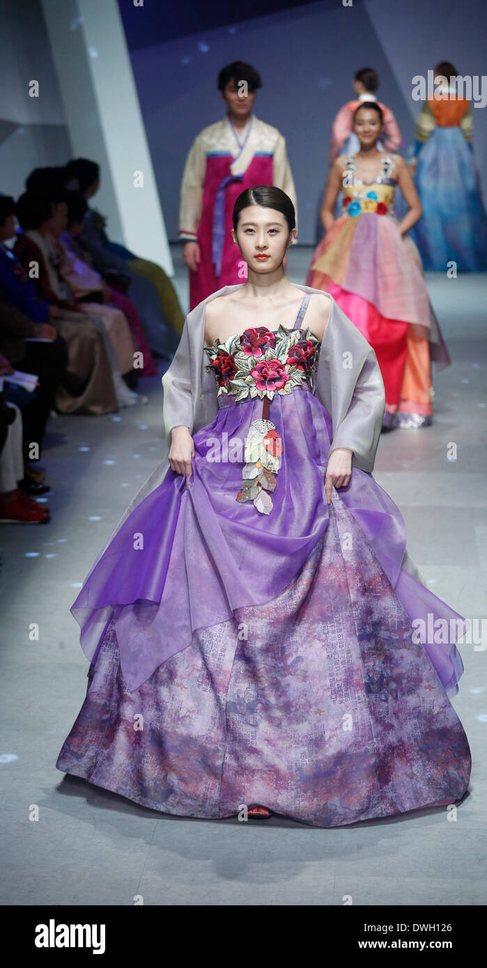 Koreas traditional clothing hi-res stock photography and images - Alamy