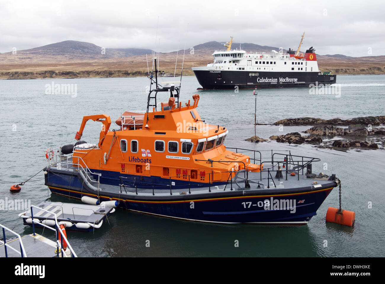 Caledonian MacBrayne car and passenger ferry Finlaggan approaches Port ...