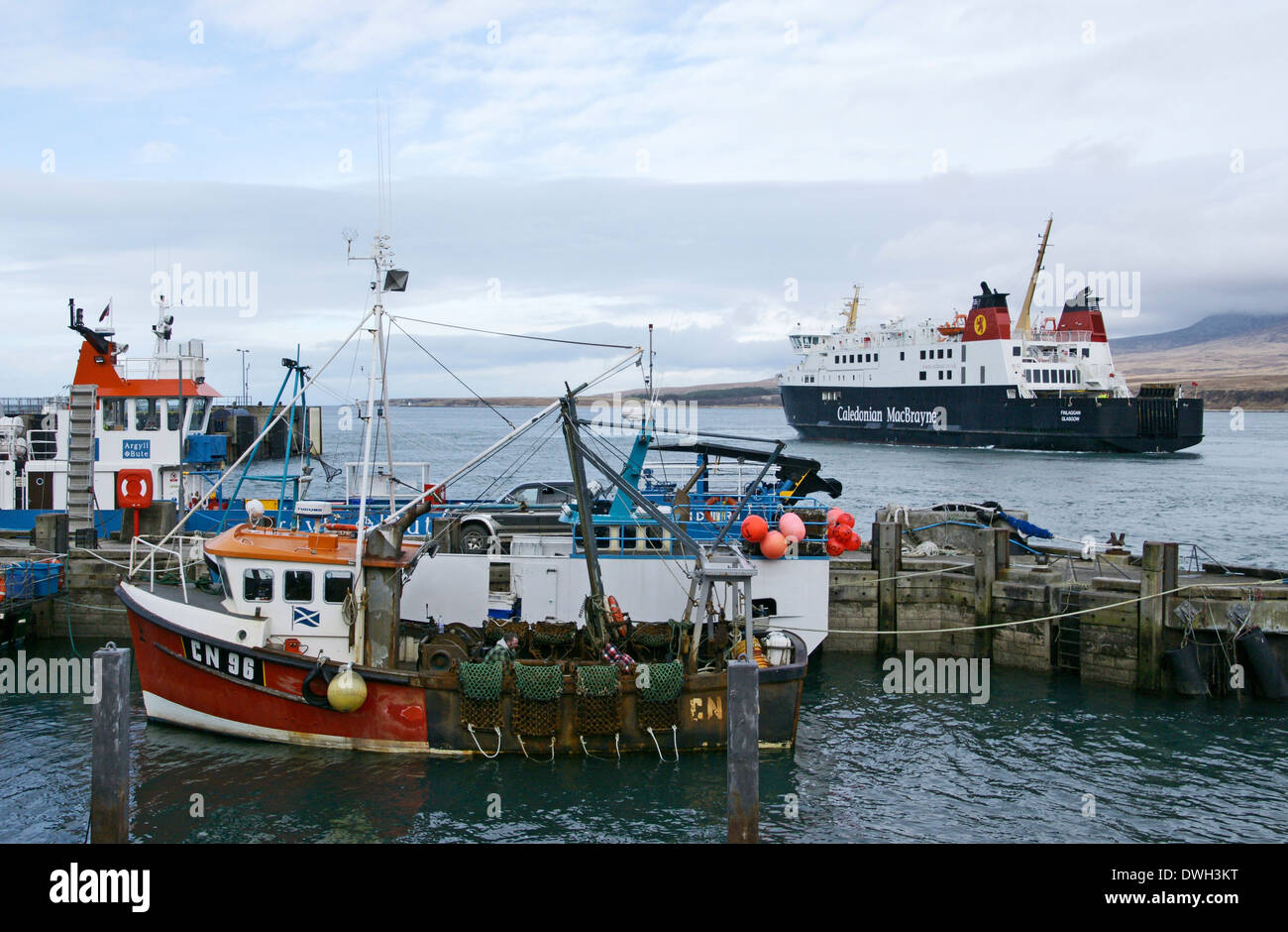 Caledonian MacBrayne car and passenger ferry Finlaggan arriving at Port ...