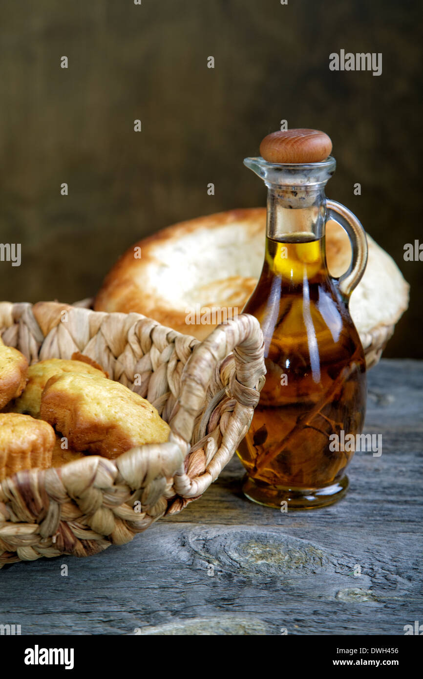 Baskets of bread and rolls hi-res stock photography and images - Alamy