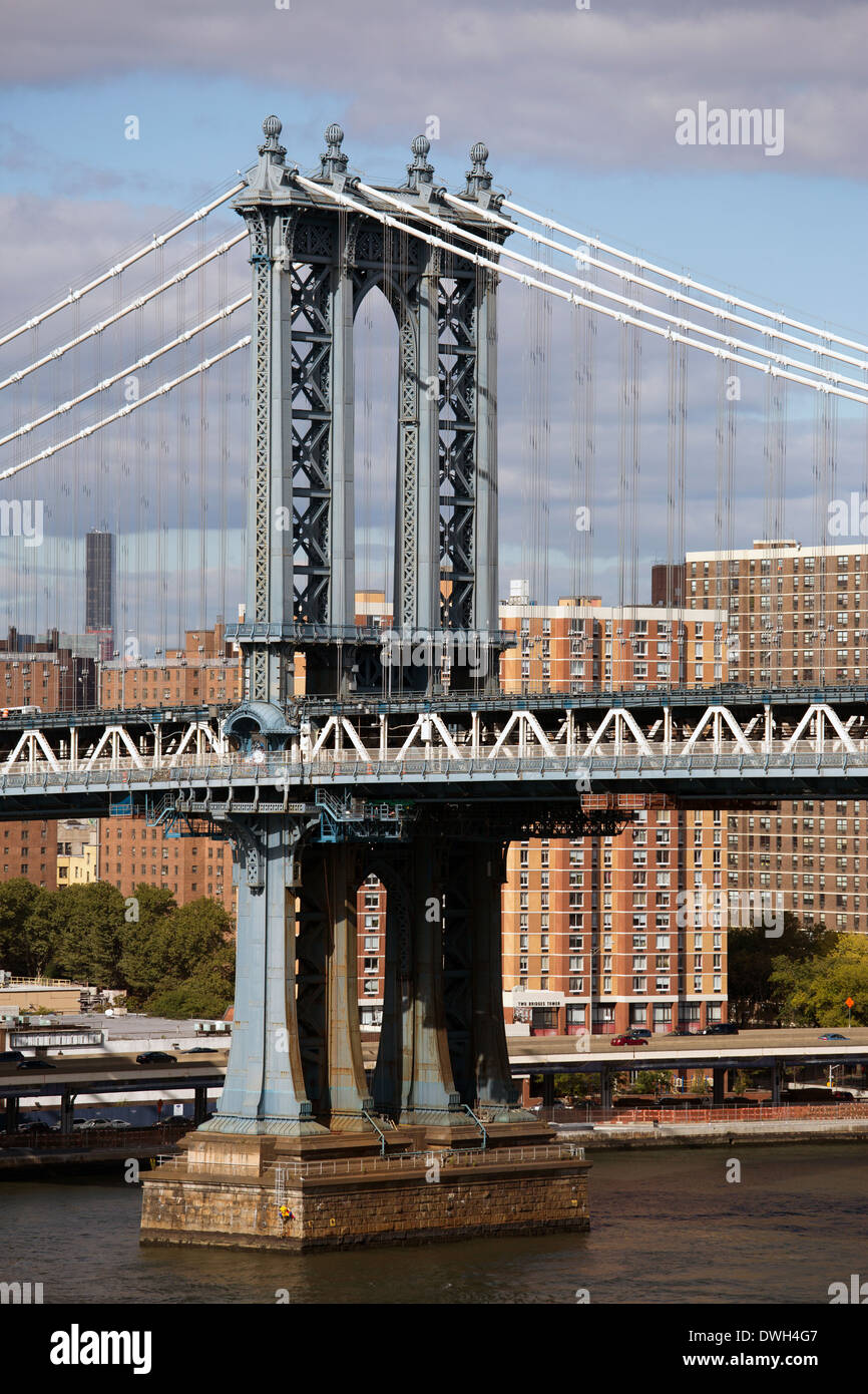 Manhattan bridge in New York City buildings in downtown Manhattan Stock ...