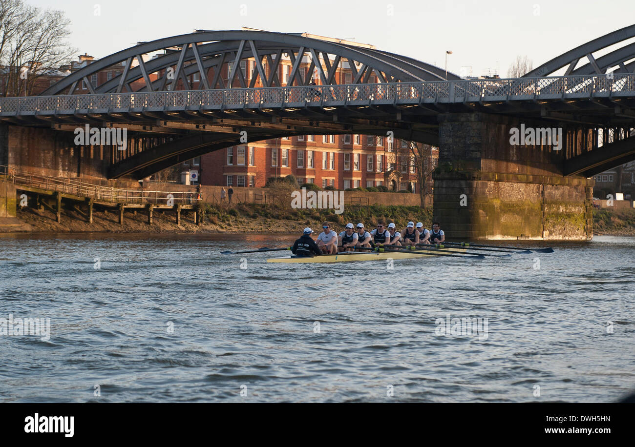 Rowing action bridge river hi-res stock photography and images - Alamy