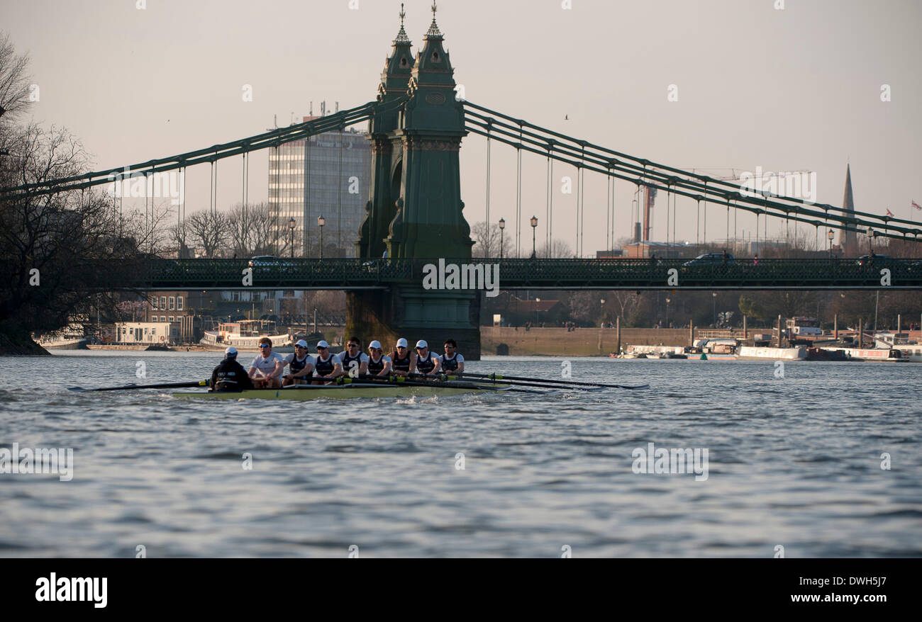 Rowing action bridge river hi-res stock photography and images - Alamy