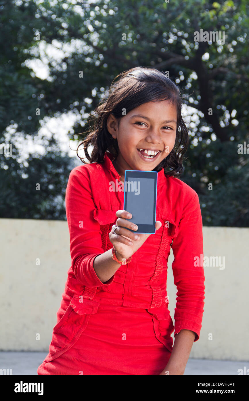 1 Indian kids showing mobile phone Stock Photo - Alamy