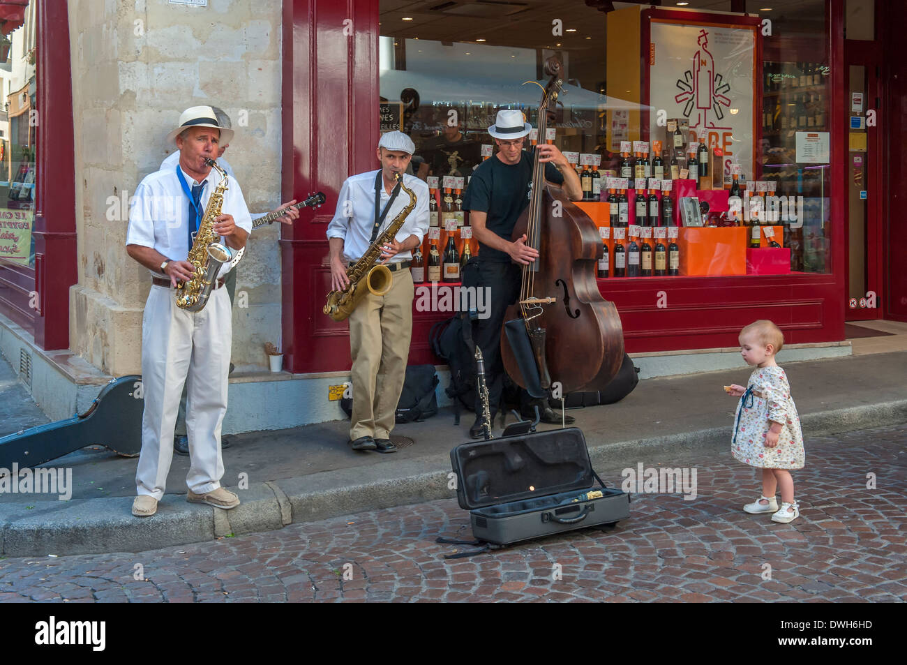 Street musicians, Paris Stock Photo - Alamy