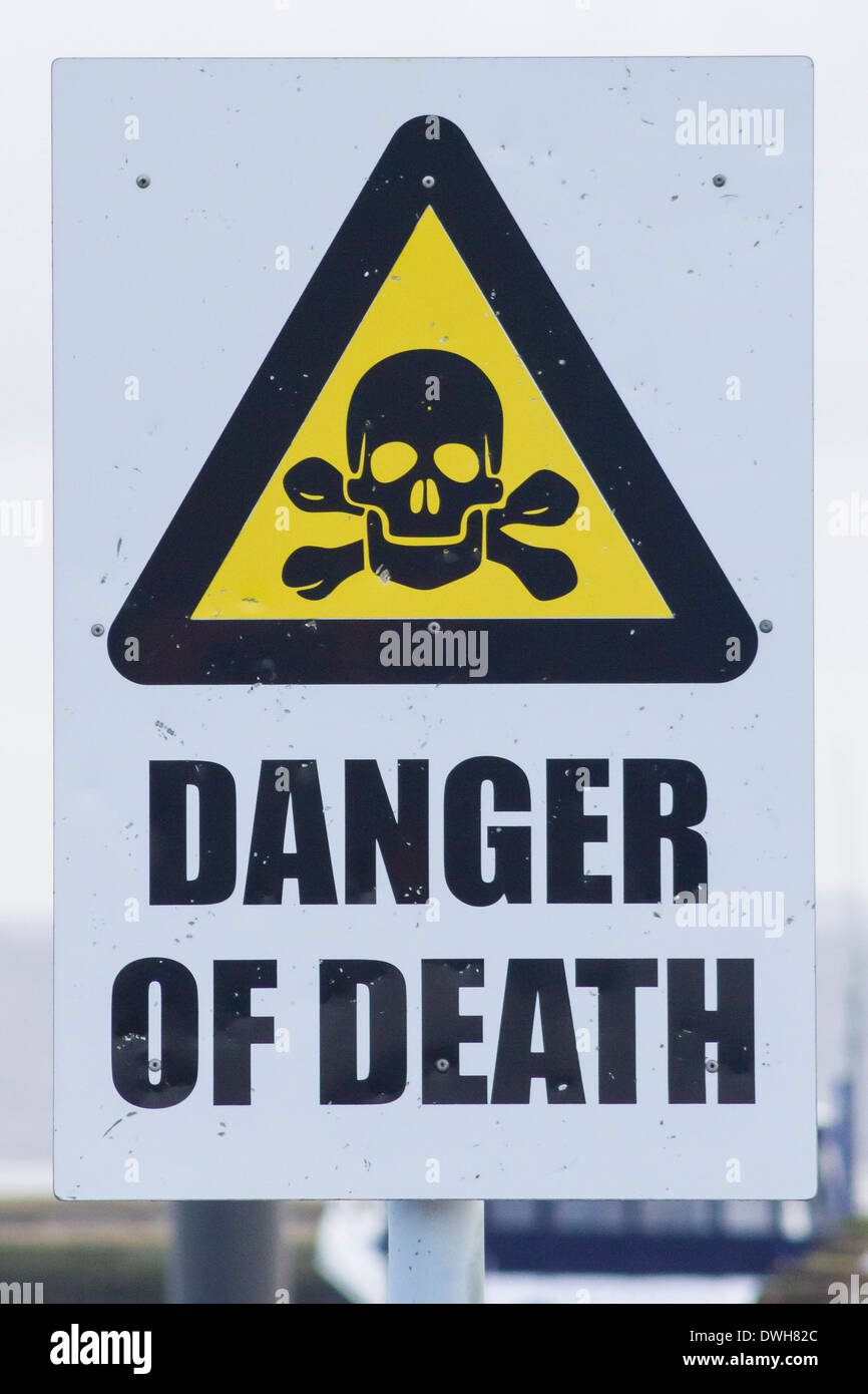Sign with skull and crossbones saying Danger of Death Stock Photo - Alamy