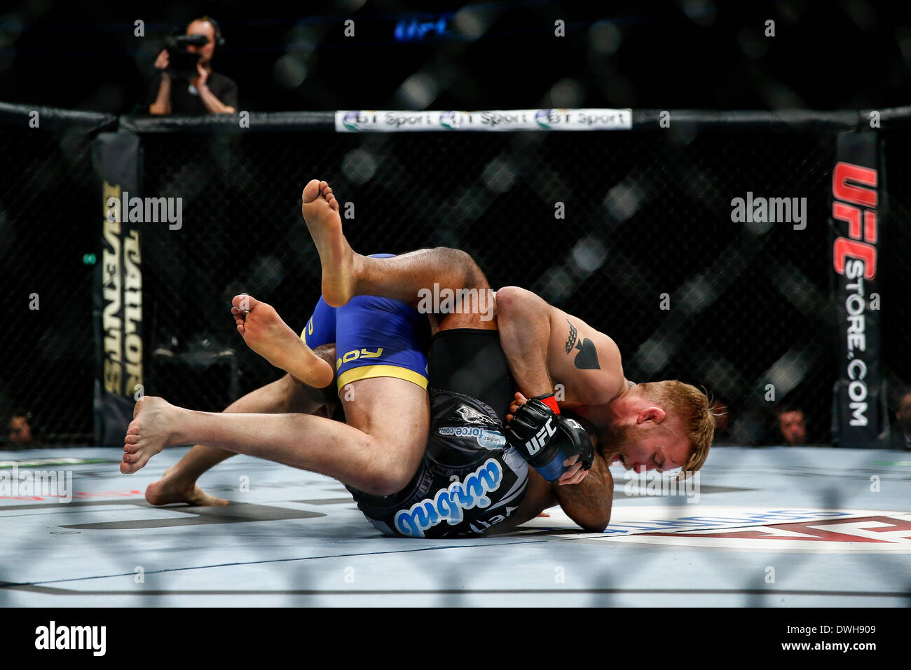 Light heavyweight fight o2 arena hi-res stock photography and images ...