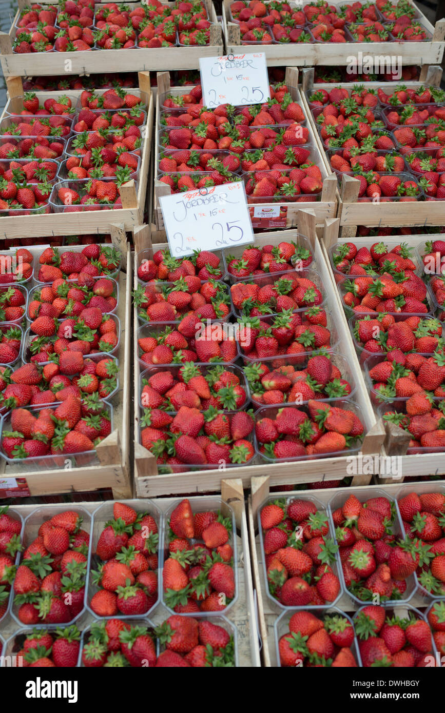 Boxes strawberries hi-res stock photography and images - Alamy