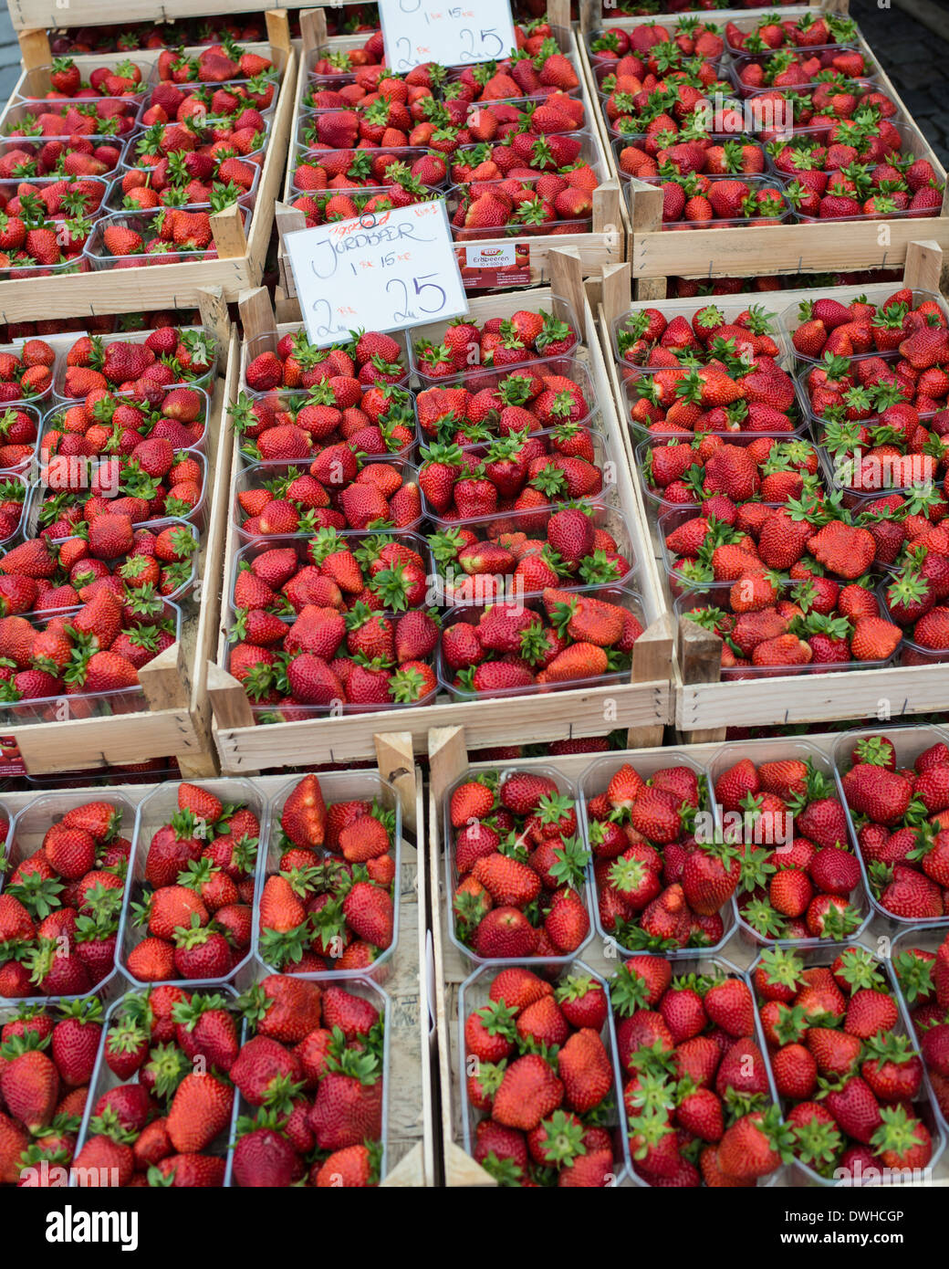 Strawberries in boxes hi-res stock photography and images - Alamy