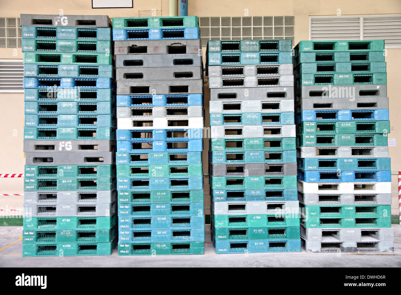 Plastic pallets hi-res stock photography and images - Alamy