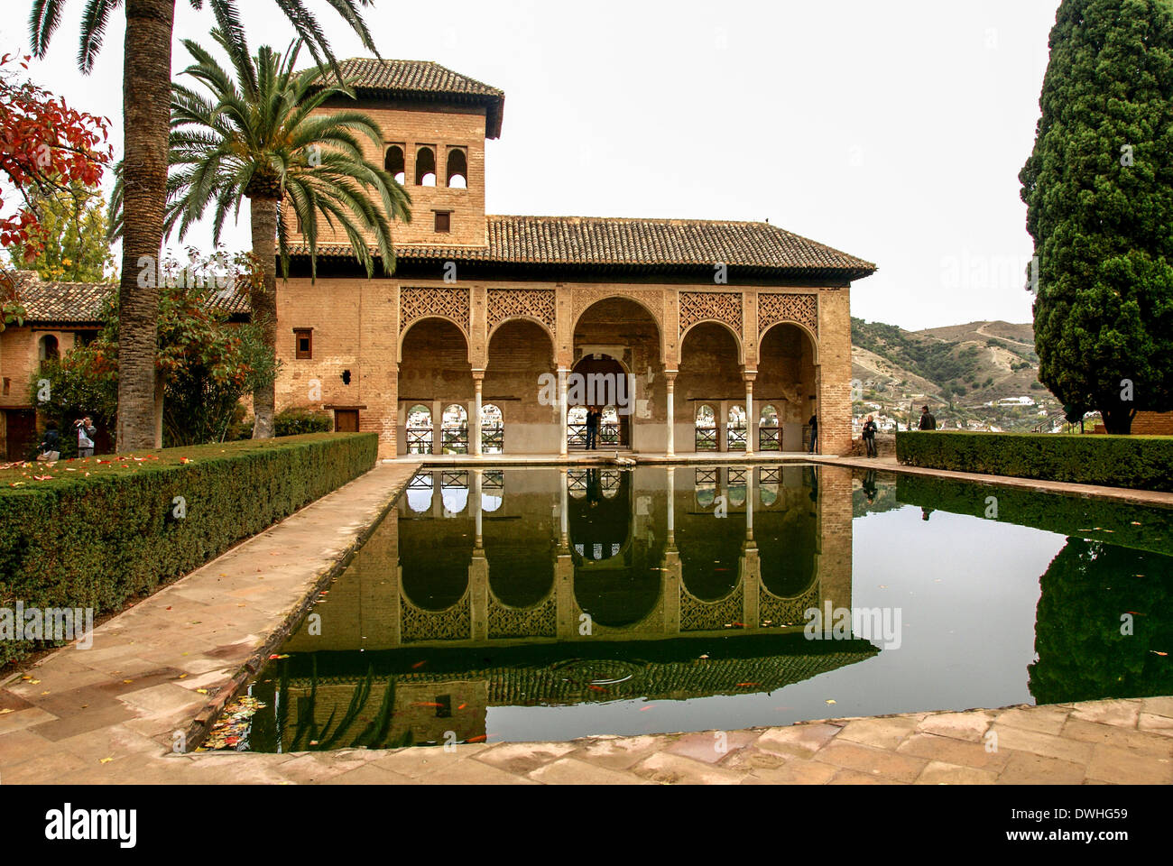 Alhambra palace patio de los leones hi-res stock photography and images ...