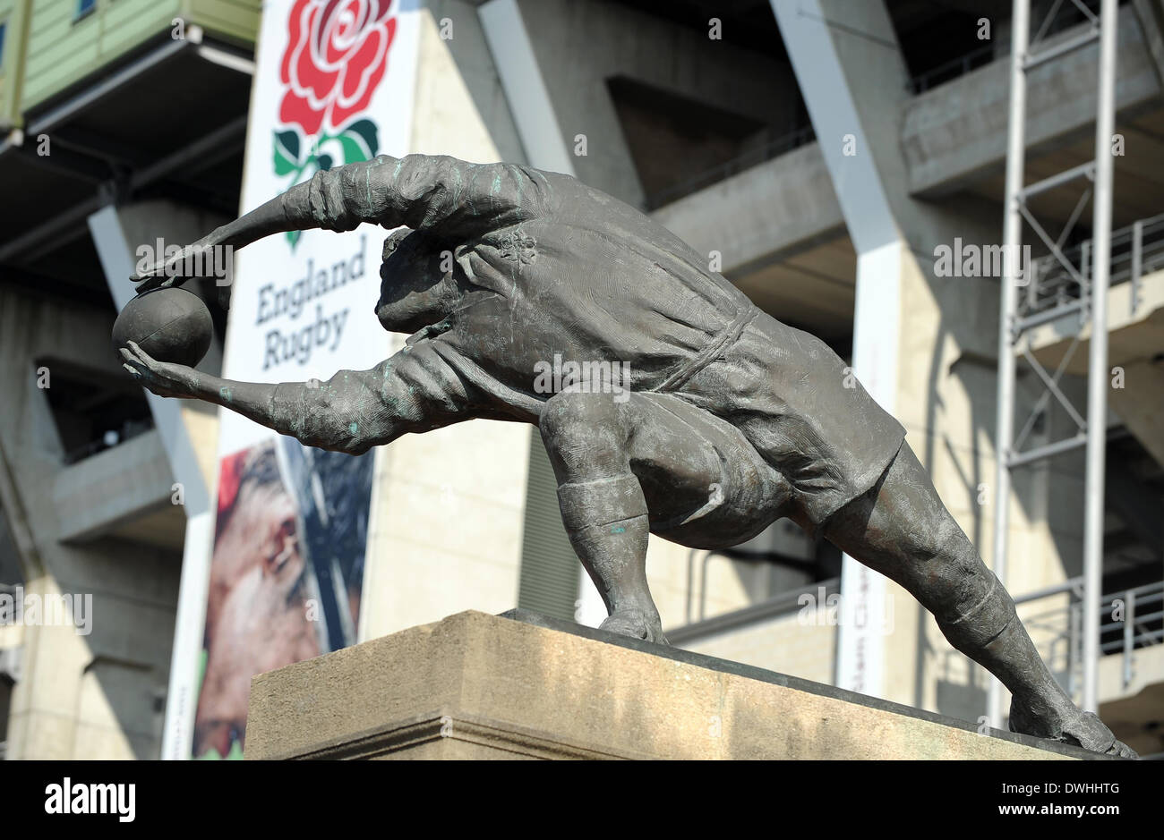 Twickenham statue stadium hi-res stock photography and images - Alamy