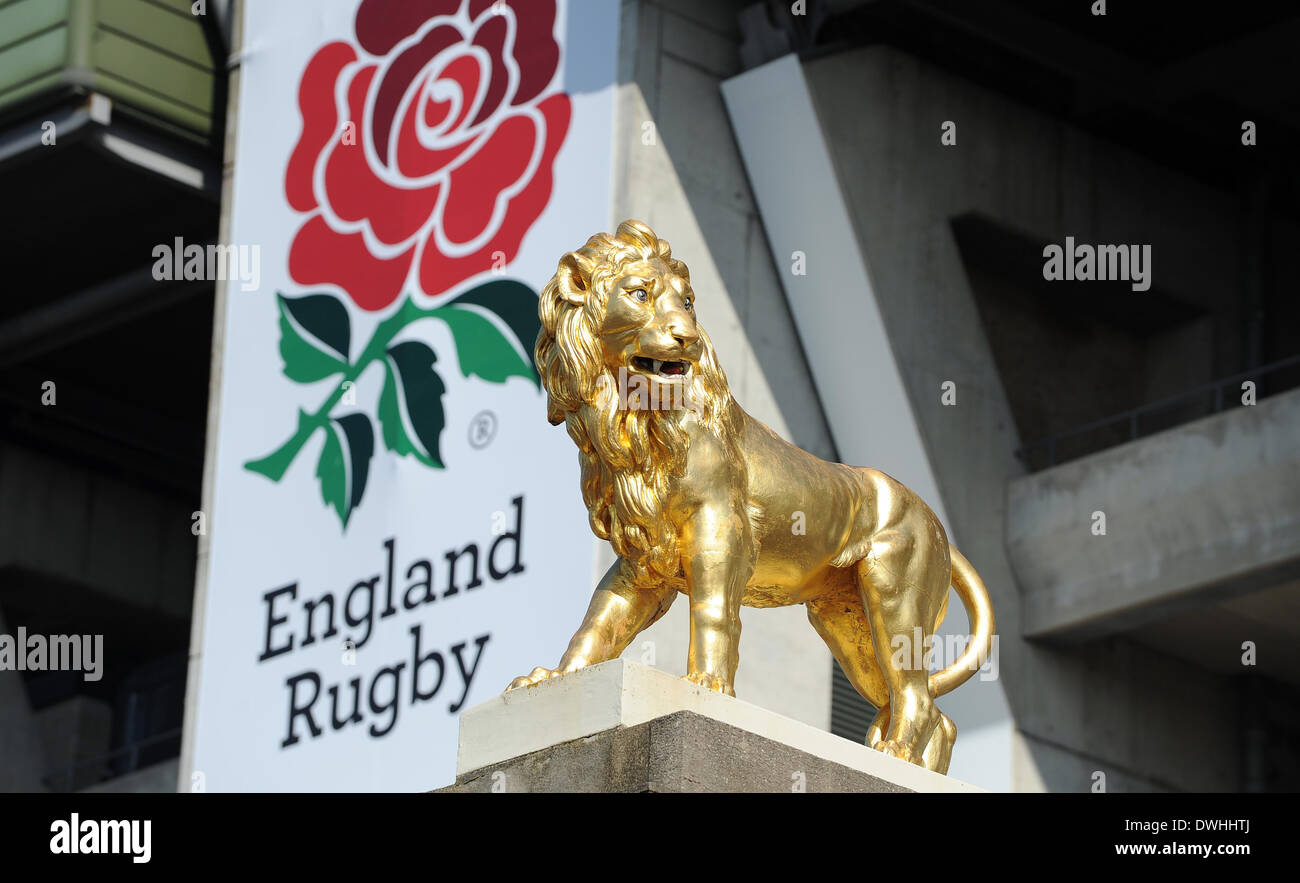 Twickenham statue stadium hi-res stock photography and images - Alamy