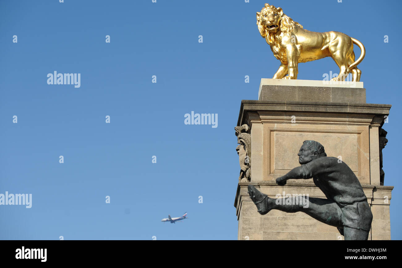 Rugby statues at the main entrance to twickenham hi-res stock ...