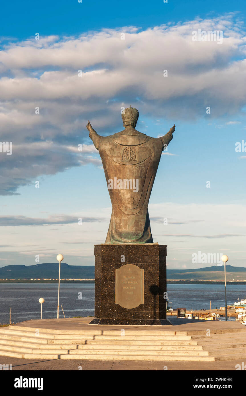 Saint nicholas statue hi-res stock photography and images - Alamy