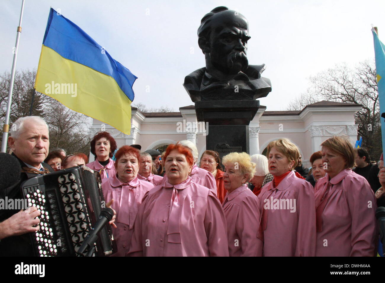 Simferopol, Ukraine's Crimea Republic. 9th Mar, 2014. People ...