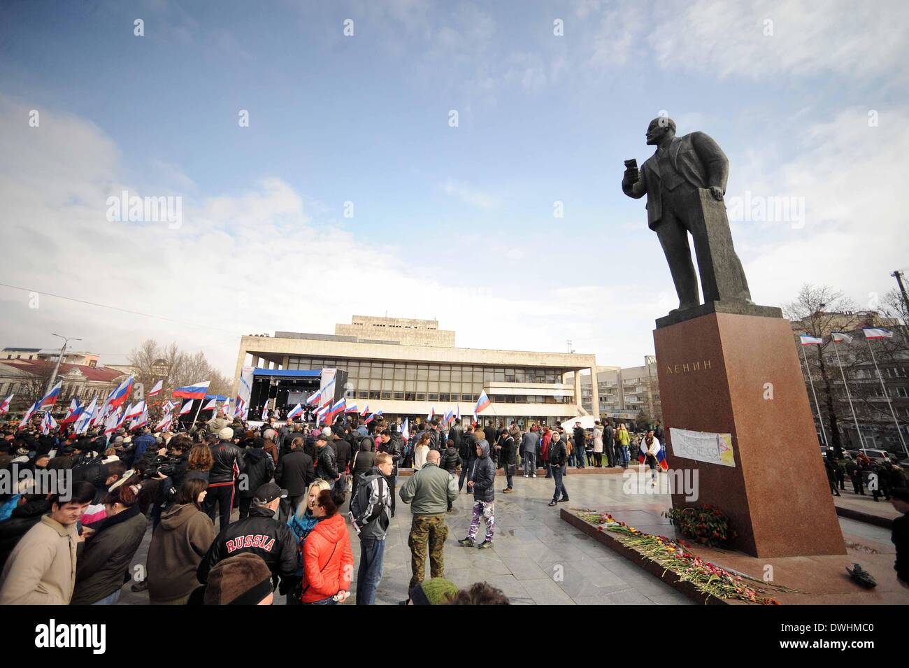 Simferopol, Ukraine's Crimea Republic. 9th Mar, 2014. People ...