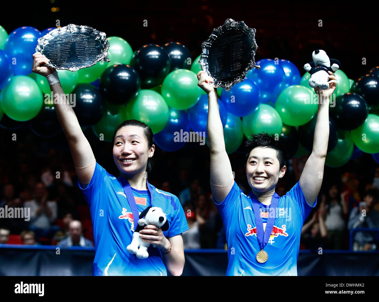 Birmingham. 9th Mar, 2014. Yu Yang/Wang Xiaoli (L) of China hold their ...