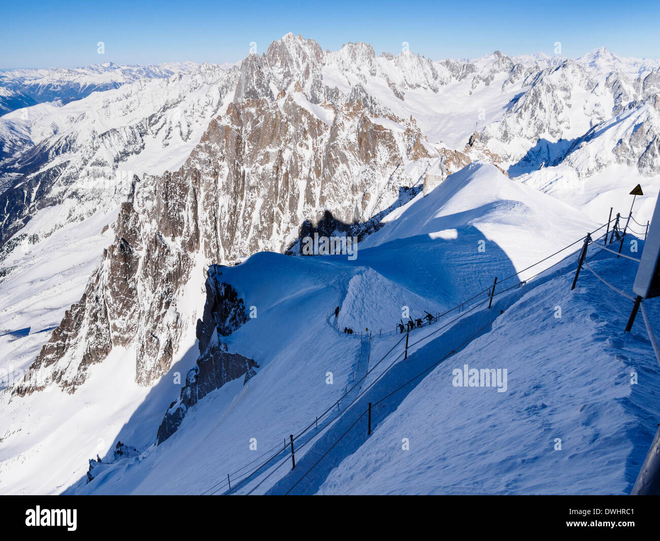 Roped path route to Vallee Blanche with skiers descending arete on ...