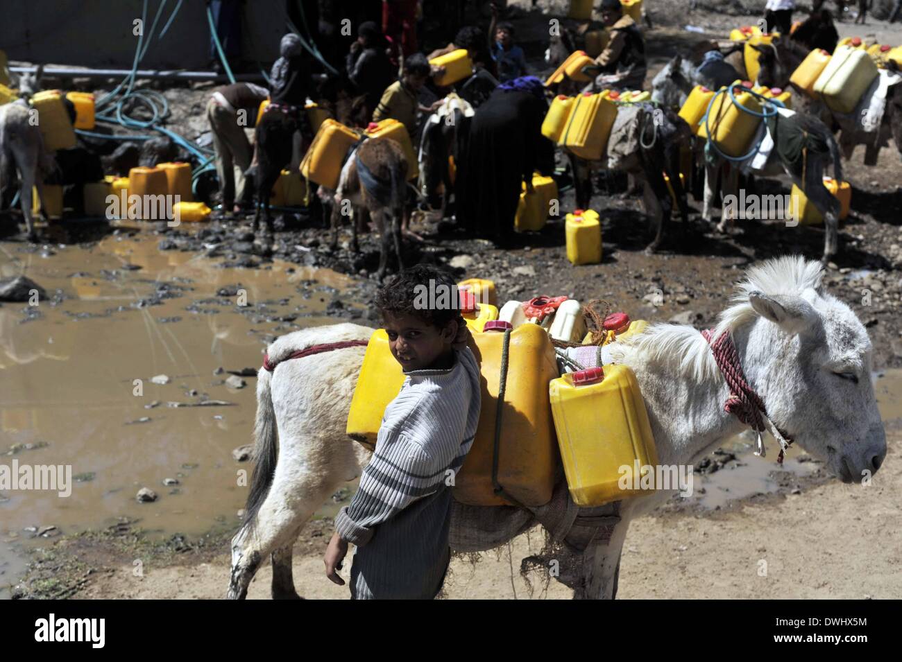 Villagers filling water hi-res stock photography and images - Alamy