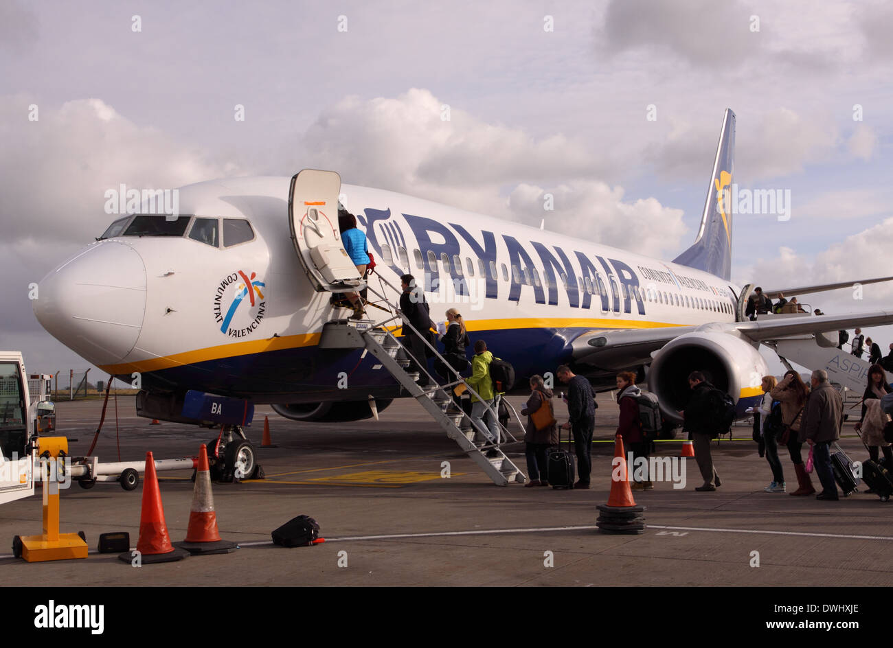 Boarding plane ramp hi-res stock photography and images - Alamy