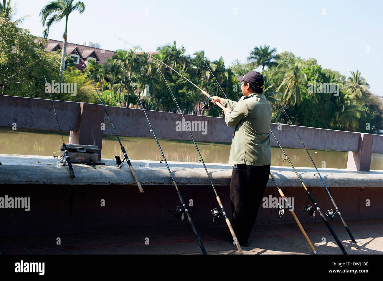 River sidewalk hi-res stock photography and images - Alamy