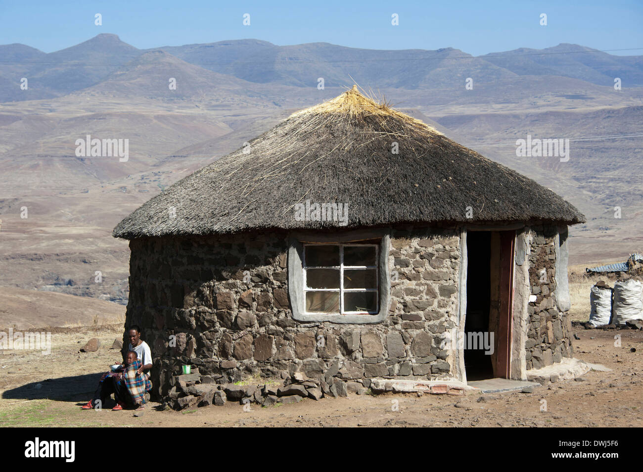 Round hut hi-res stock photography and images - Alamy