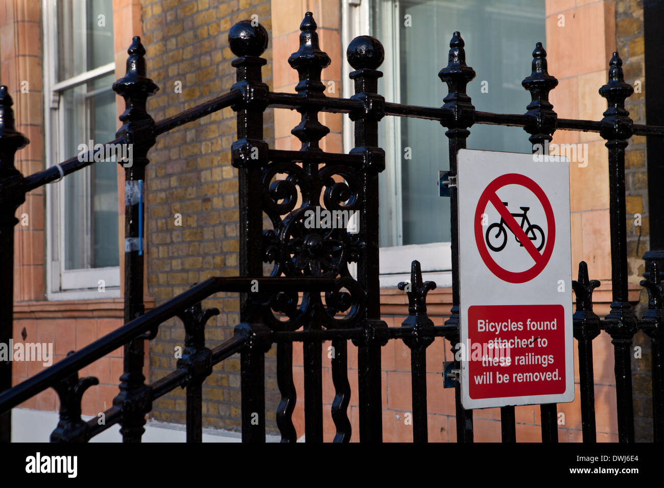 Do not chain bicycles to railings sign hi-res stock photography and ...