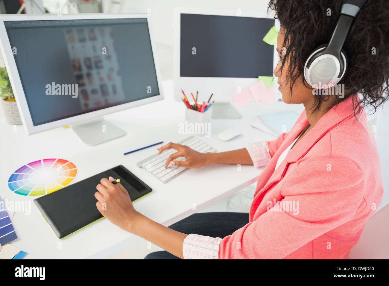 Casual female photo editor using computer Stock Photo - Alamy