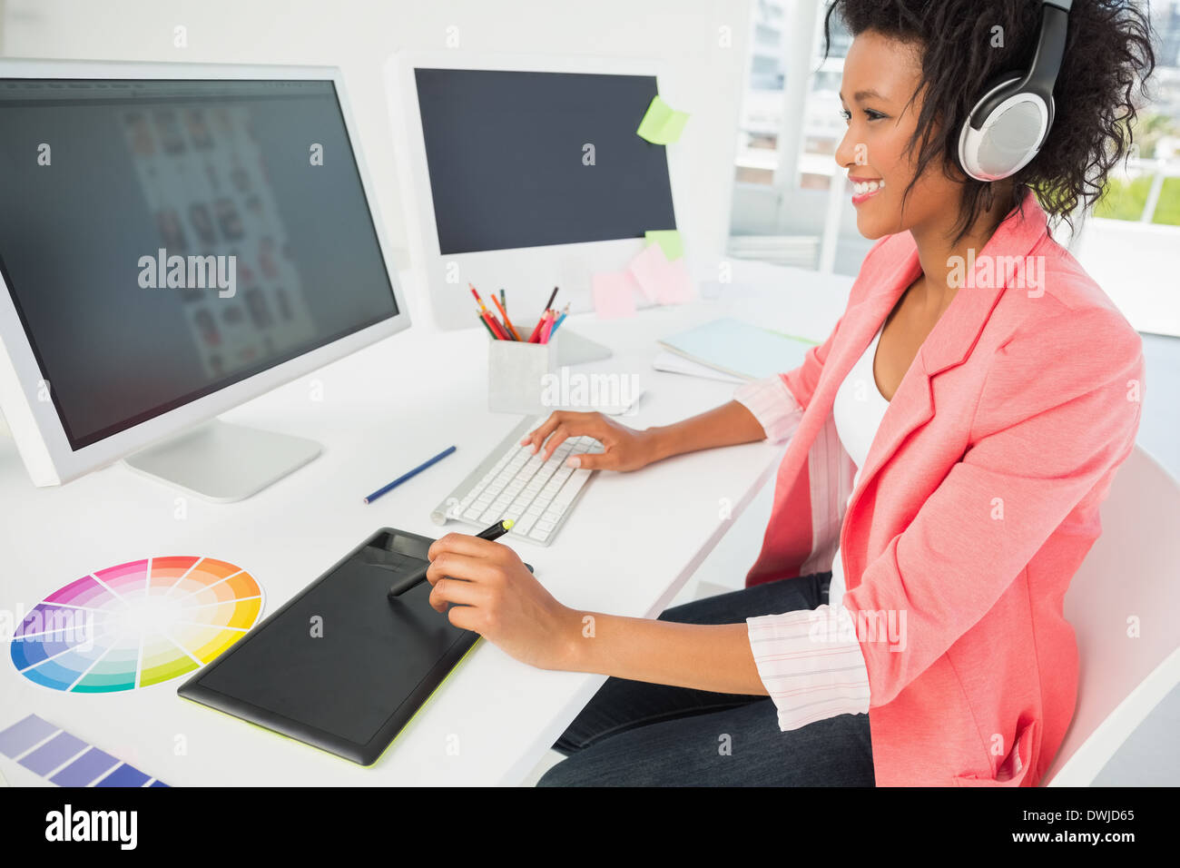 Casual female photo editor using computer Stock Photo - Alamy