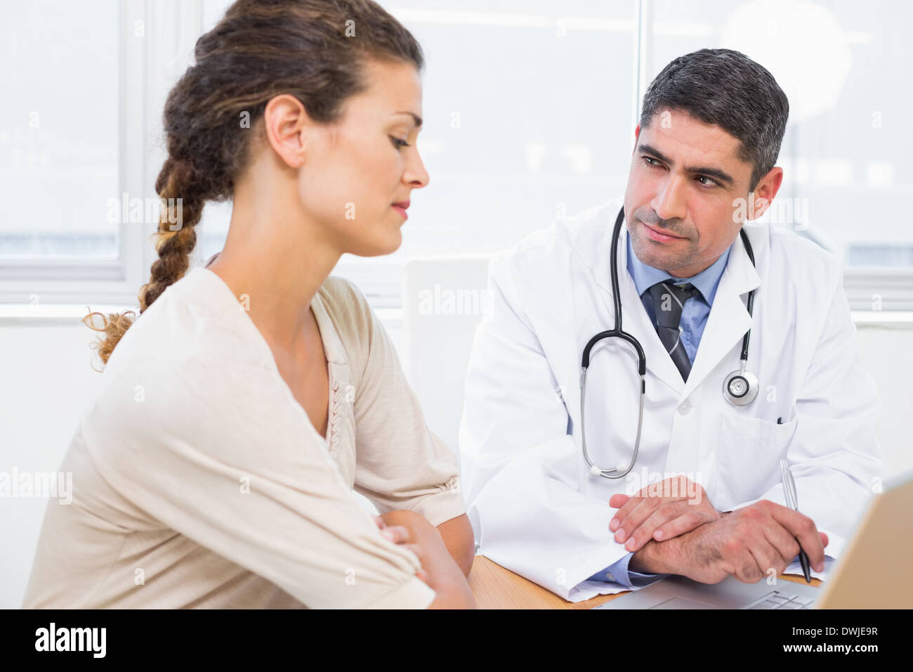 Doctor patient discussion hi-res stock photography and images - Alamy