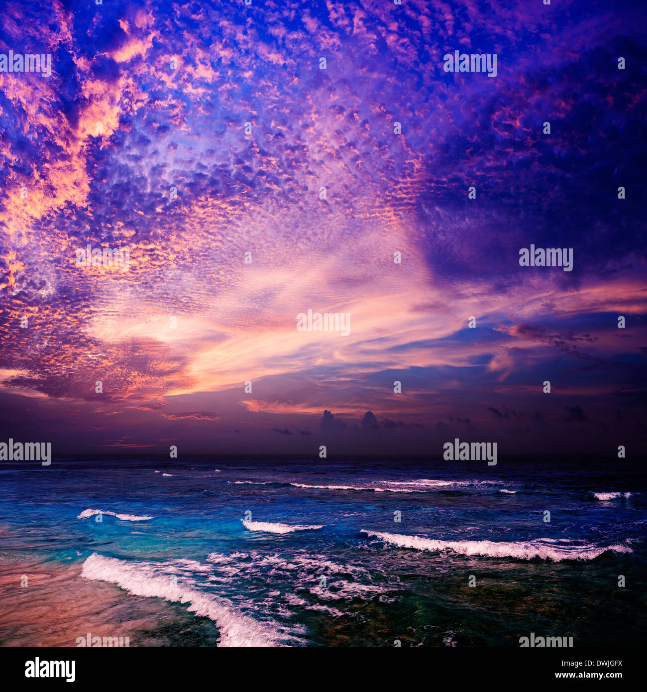 Amazing sunset on sea hi-res stock photography and images - Alamy