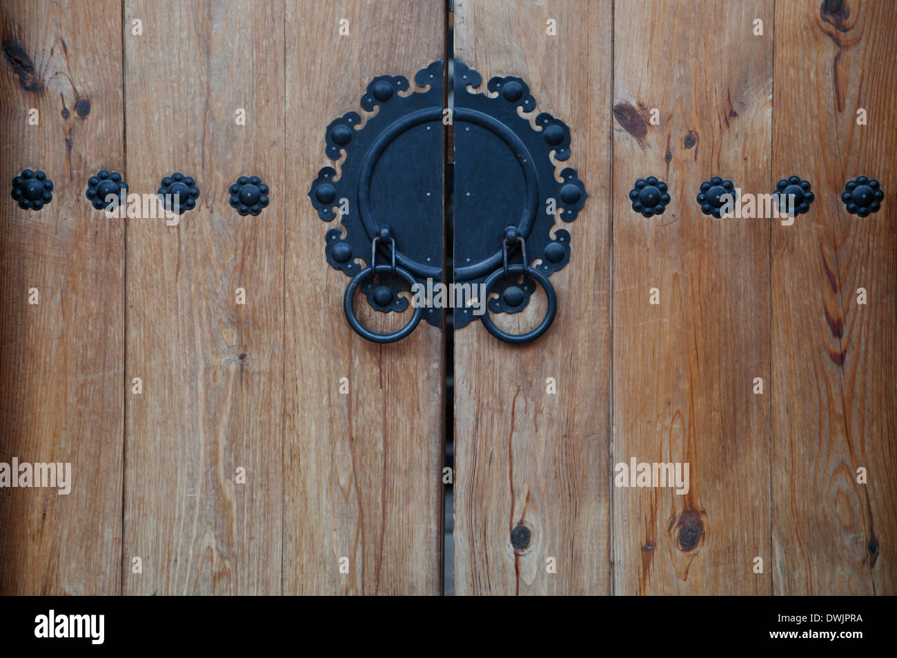 Korean Traditional front gate Stock Photo - Alamy