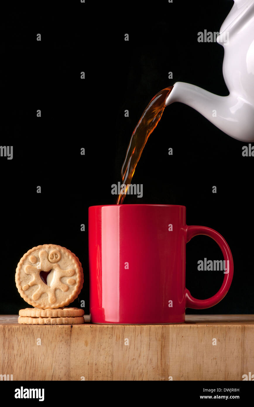 pouring a cup of tea Stock Photo - Alamy