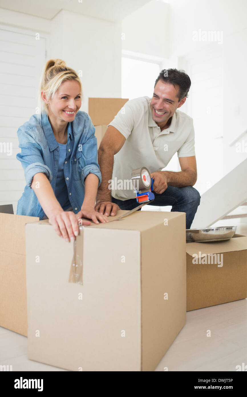 Couple packing boxes hi-res stock photography and images - Alamy