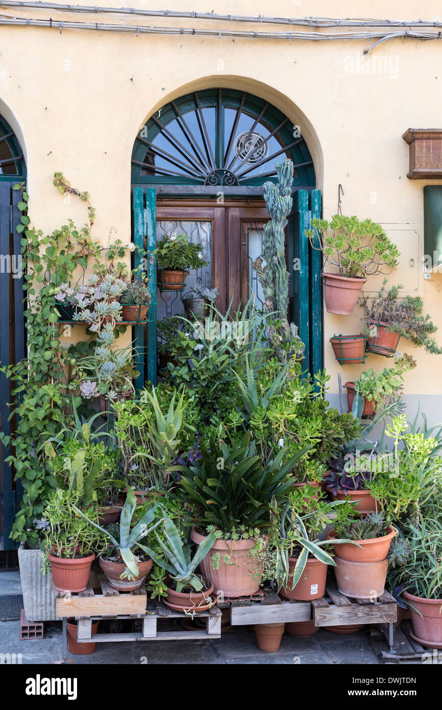 Terracotta pots italy hi-res stock photography and images - Alamy