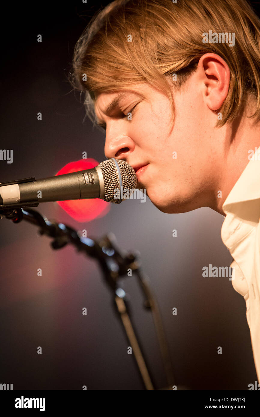 Tom odell singer songwriter hi-res stock photography and images - Alamy