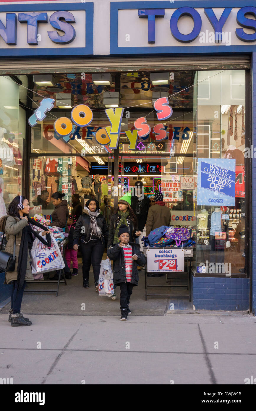 Stores and shopping in Downtown Brooklyn in New York Stock Photo - Alamy