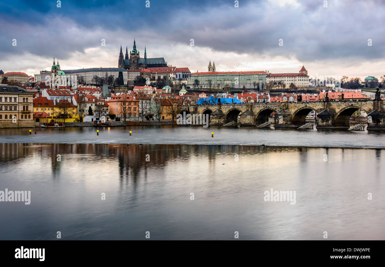 Cathedral tourism prague skyline hi-res stock photography and images ...