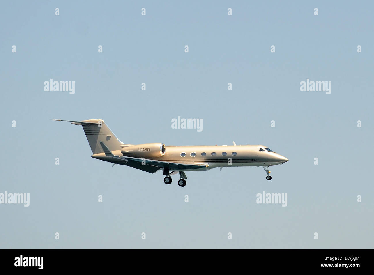 A gold private jet Stock Photo - Alamy