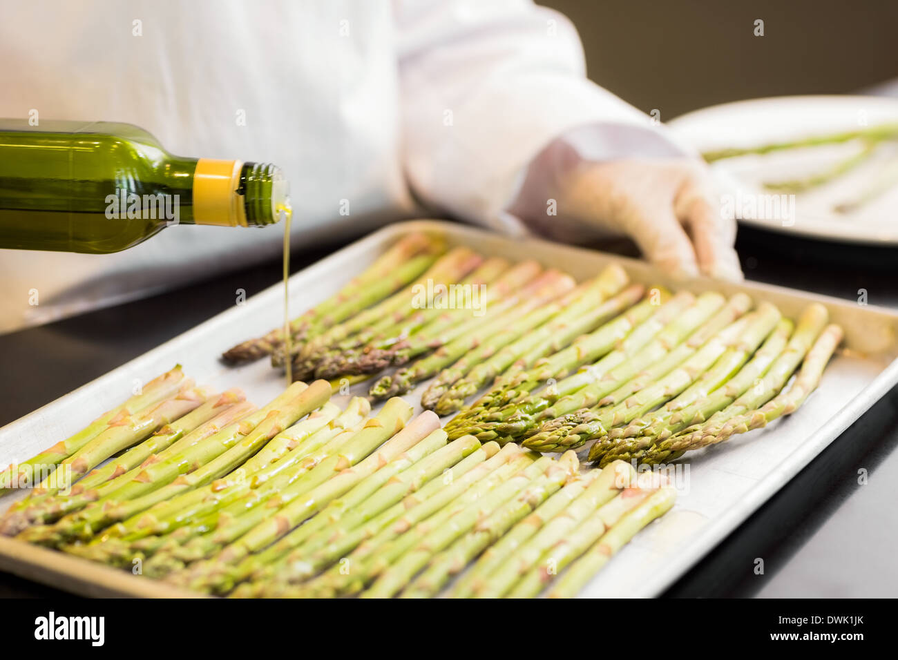 Hand pouring cooking oil hi-res stock photography and images - Alamy