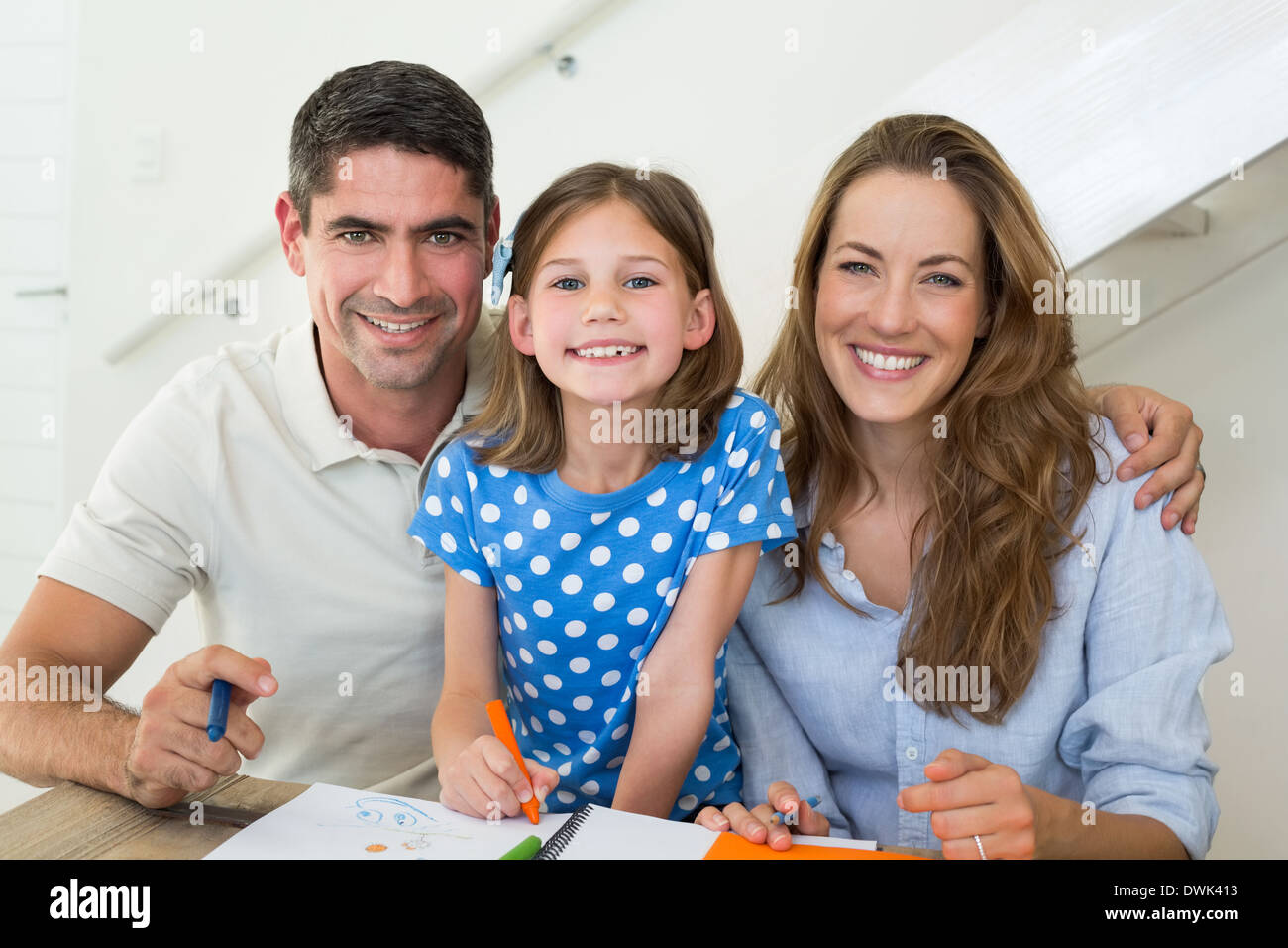 Family coloring together table hi-res stock photography and images - Alamy